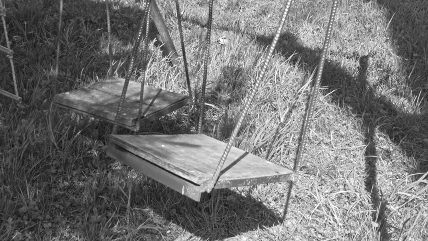 Empty, Abandoned Childrens Horror Swings, Arkivvideomateriale (100 % ...