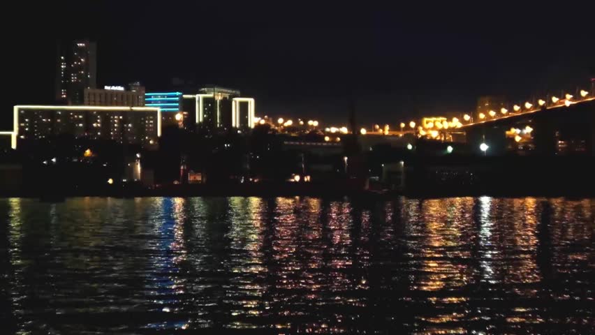 India - CIRCA 2013 - Nighttime Shot Of A City Shoreline In India. 库存影片 ...