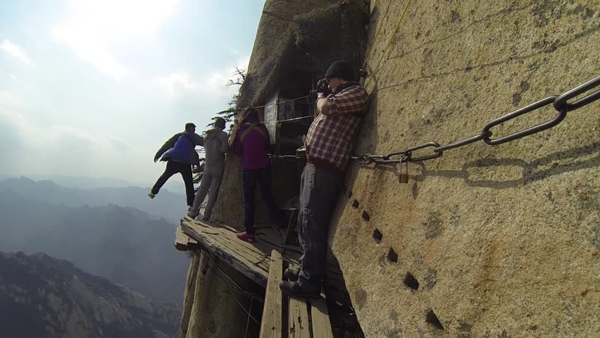 Walking The Deadly Mount Huashan Plank Walk In The Sky, Clinging To The ...